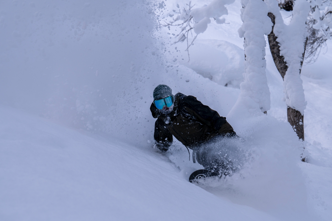 全地形をフリースタイルに遊び尽くす安藤健次の視界を守るAnon「M4」 | BACKSIDE (バックサイド) | スノーボード・ウェブマガジン