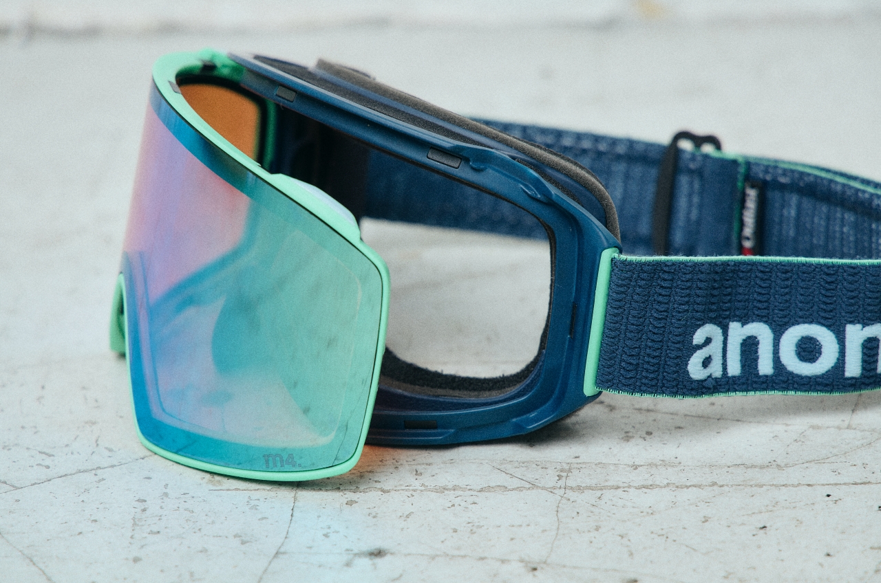 全地形をフリースタイルに遊び尽くす安藤健次の視界を守るAnon「M4」 | スノーボード専門ウェブメディア｜BACKSIDE（バックサイド）公式