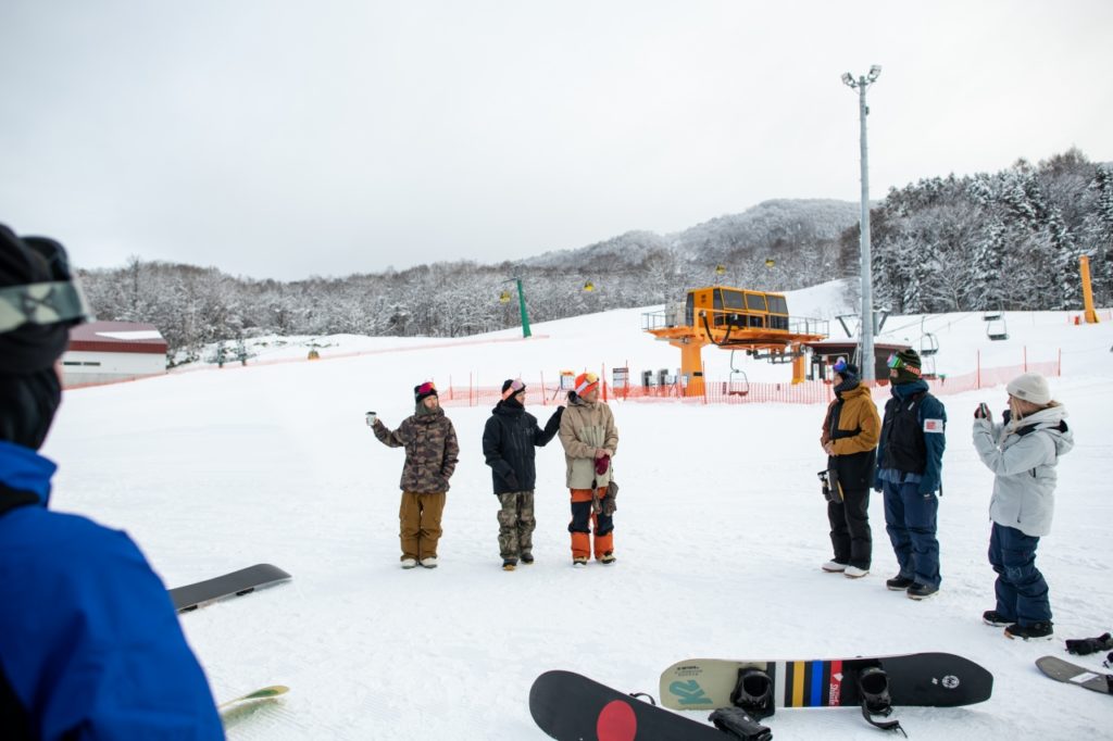 佐藤秀平とパウダーハントの大冒険「BACKSIDE SESSION #8 with SIMS」＠カムイスキーリンクス | BACKSIDE (バックサイド) | スノーボード・ウェブマガジン