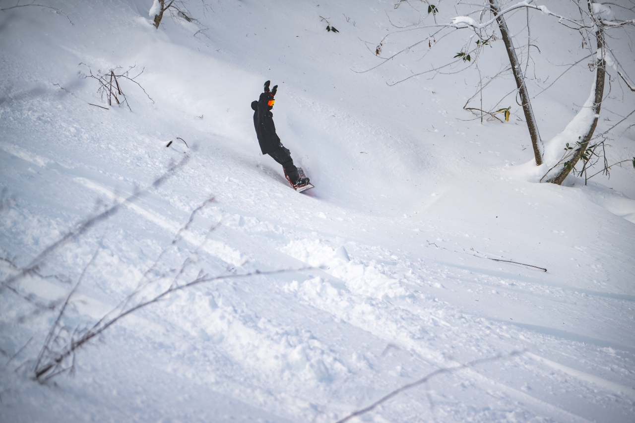 佐藤秀平とパウダーハントの大冒険「BACKSIDE SESSION #8 with SIMS」＠カムイスキーリンクス | BACKSIDE (バックサイド) | スノーボード・ウェブマガジン